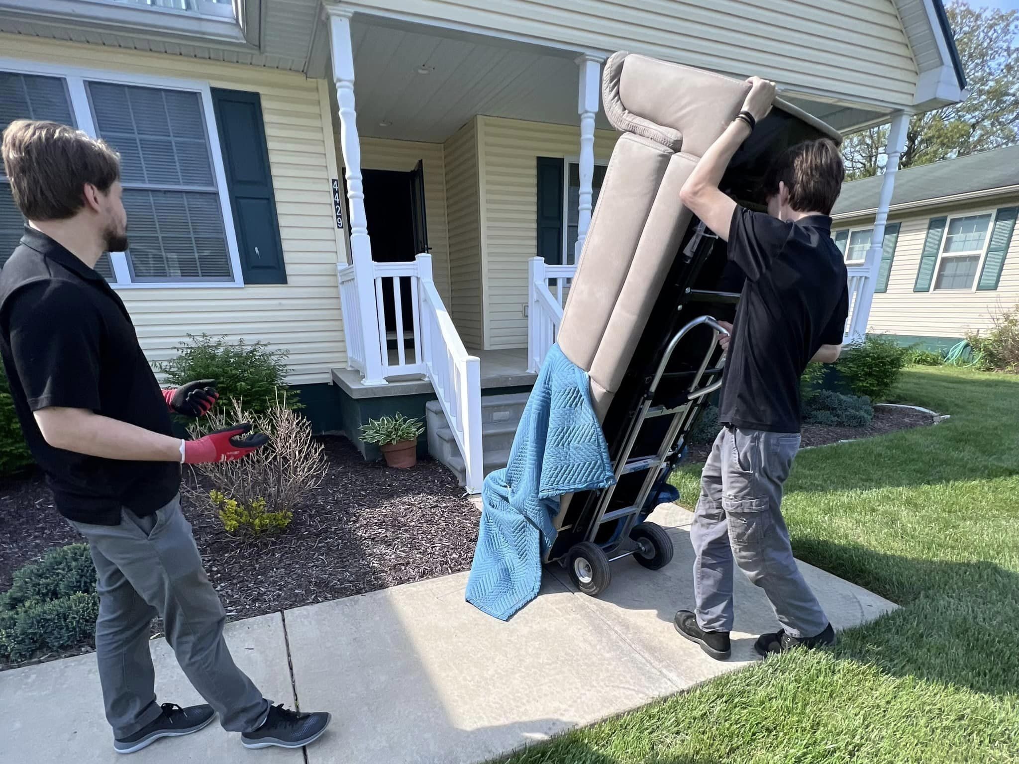 Moving Day Guide: How to Deal with Professional Movers?